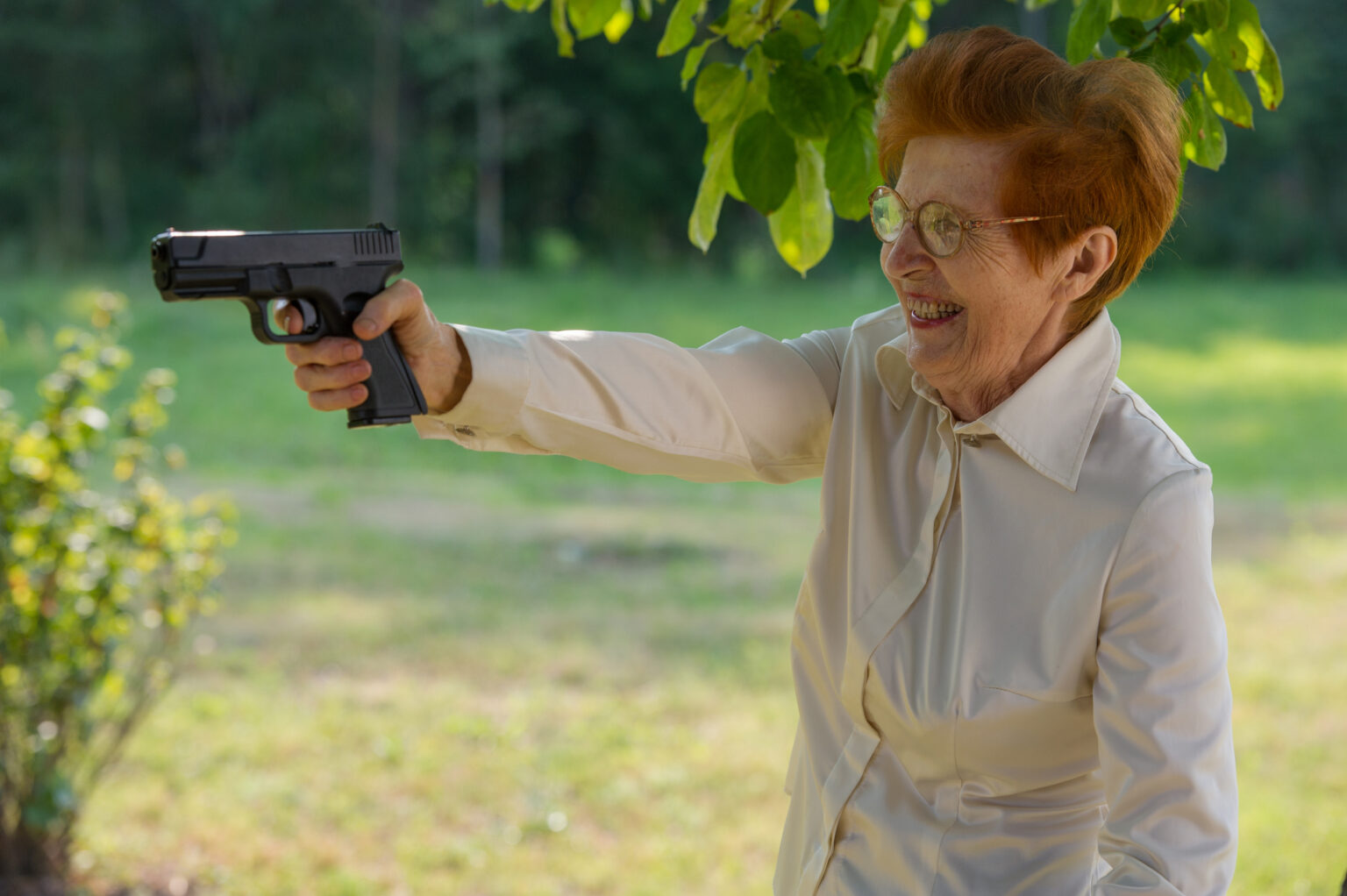 Grandma Draws Gun On Officer In Dramatic Encounter - American Liberty News